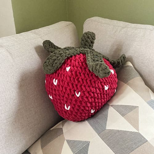 Free strawberry crochet decorative pillow pattern